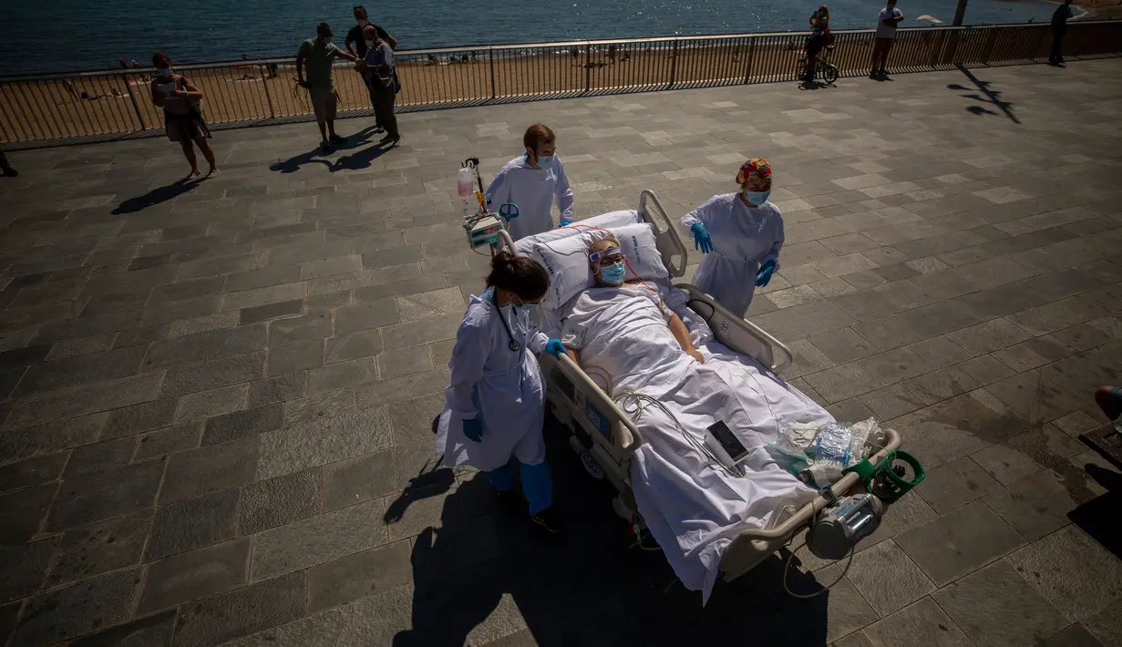 FOTO: Terapi Pasien Covid-19 di Pantai - Foto Liputan6.com