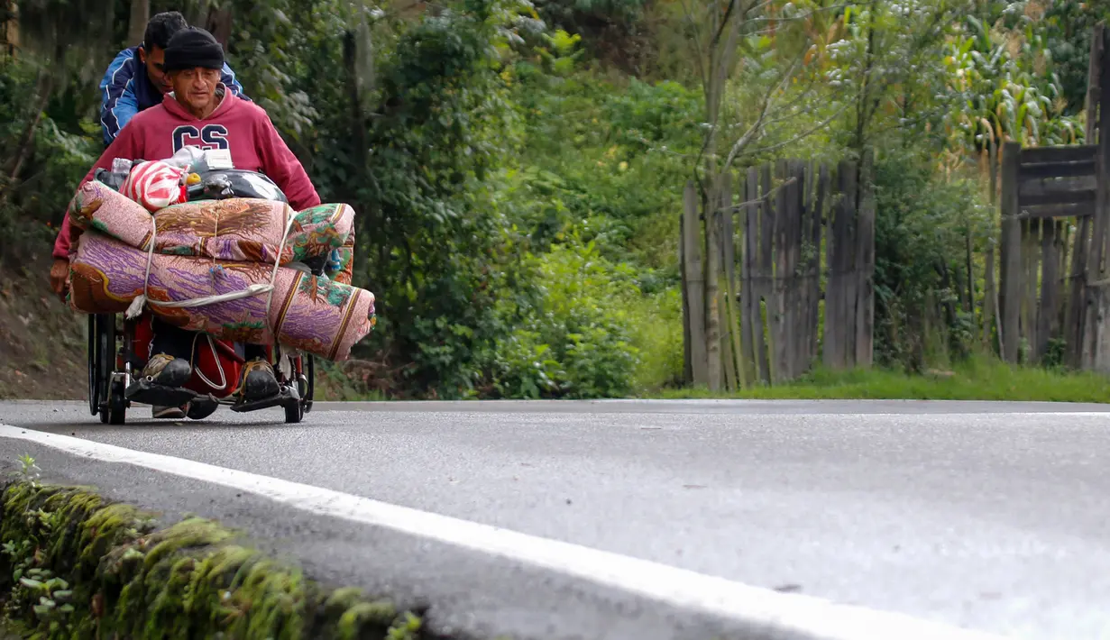 FOTO: Kisah Migran Venezuela Dorong Kursi Roda Sejauh 600 Km Demi ...