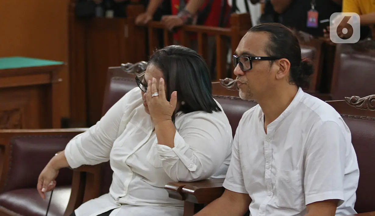 FOTO: Tangis Nunung Saat Divonis 1 Tahun 6 Bulan Penjara - Foto ...