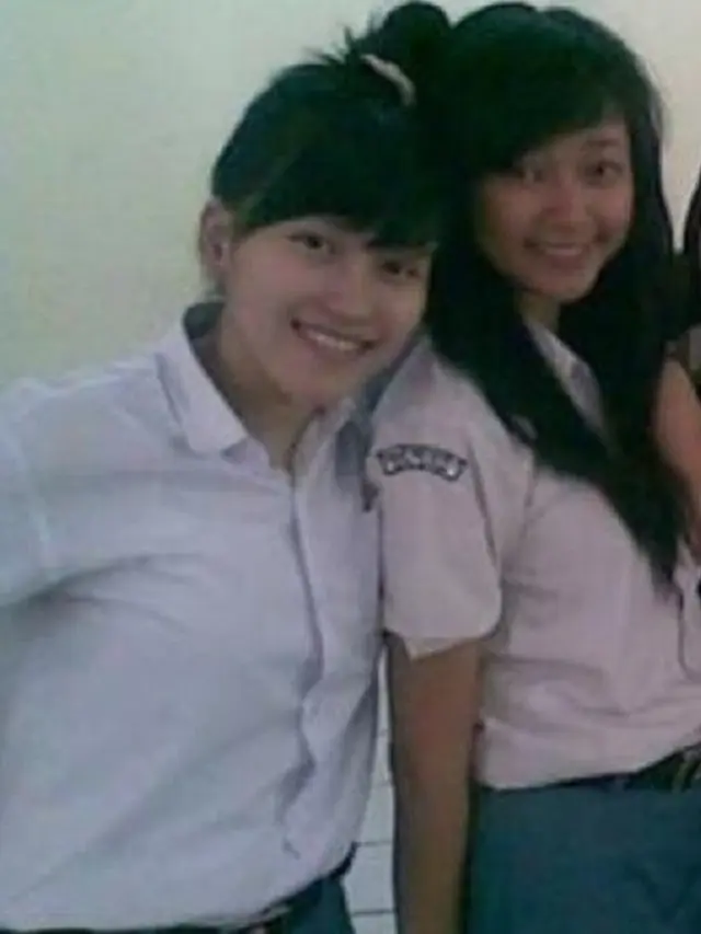 6 Foto Masa Remaja Ayu Ting Ting, Pakai Seragam OSIS SMA Curi Perhatian ...