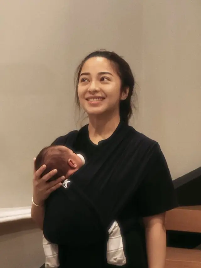 6 Potret Haru Keluarga Nikita Willy dan Indra Priawan Rayakan Sebulan ...