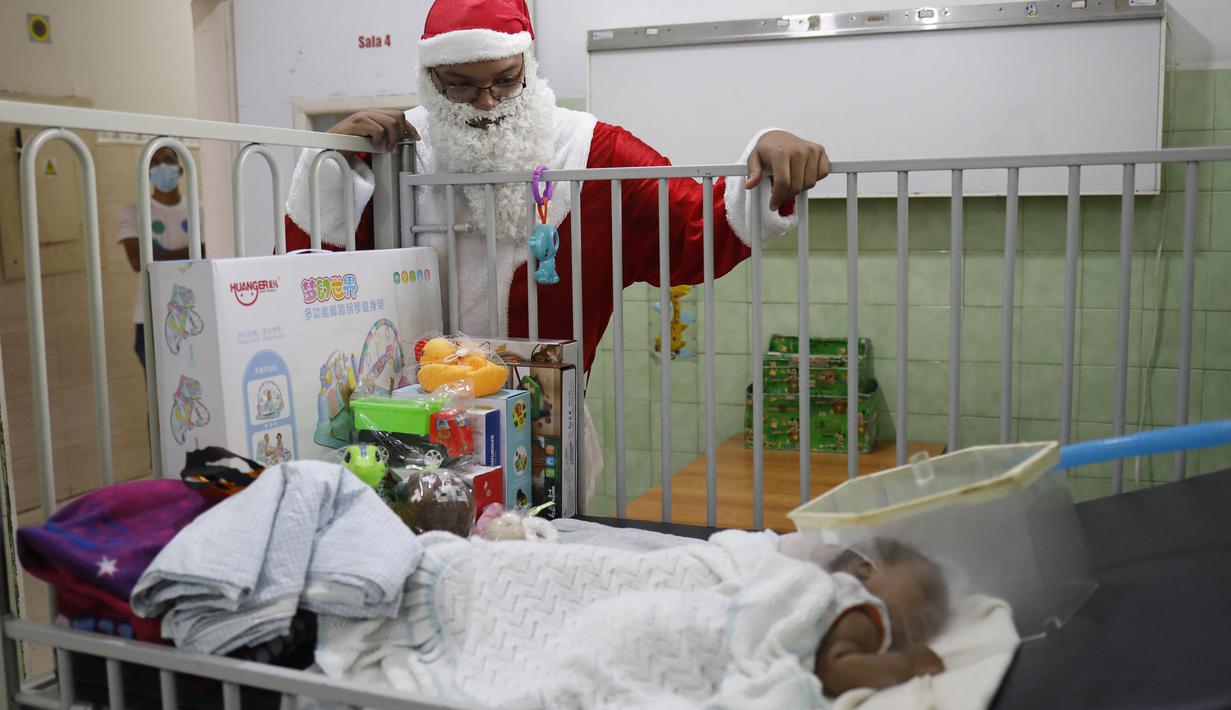 Sinterklas Beri Hadiah Natal ke Anak-anak di Rumah Sakit Venezuela