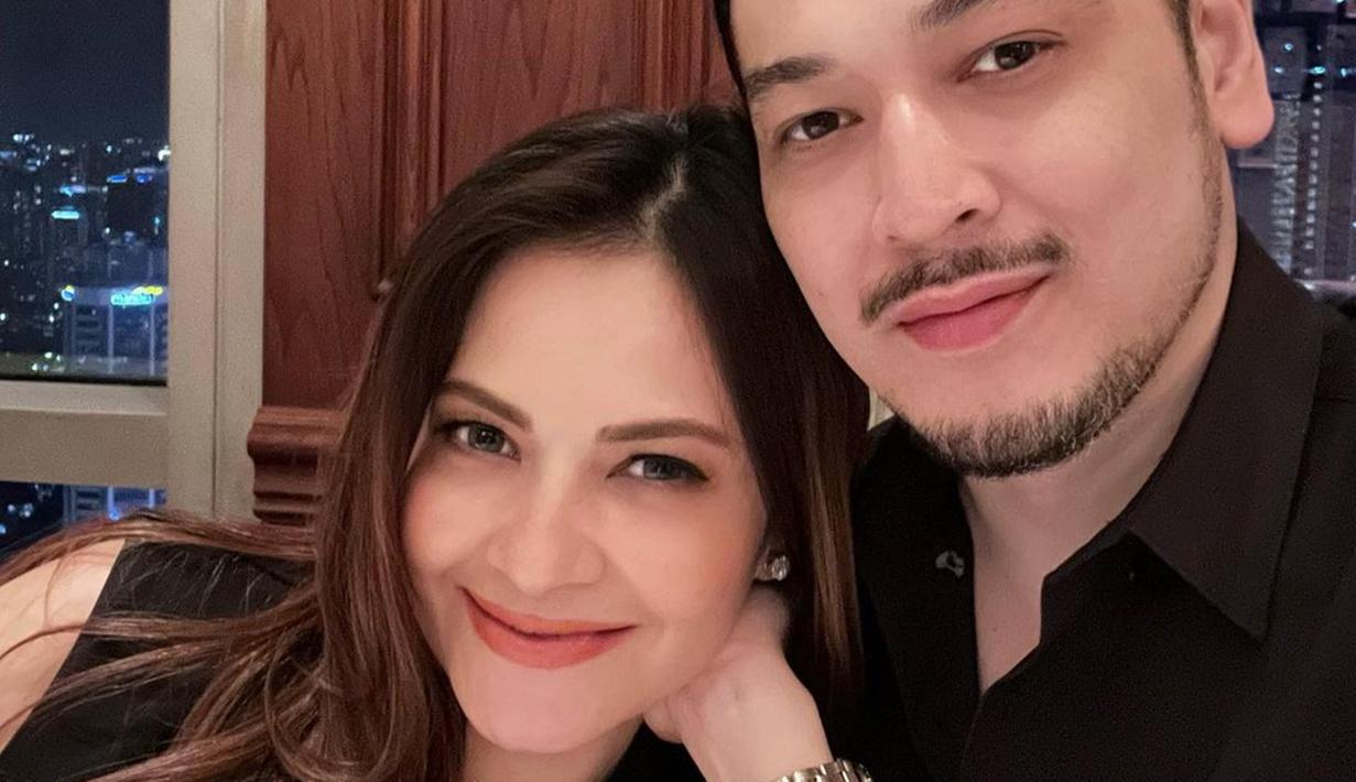 Momen Kebersamaan Cut Tari dan Suami Saat Makan Malam, Harmonis - Foto ...