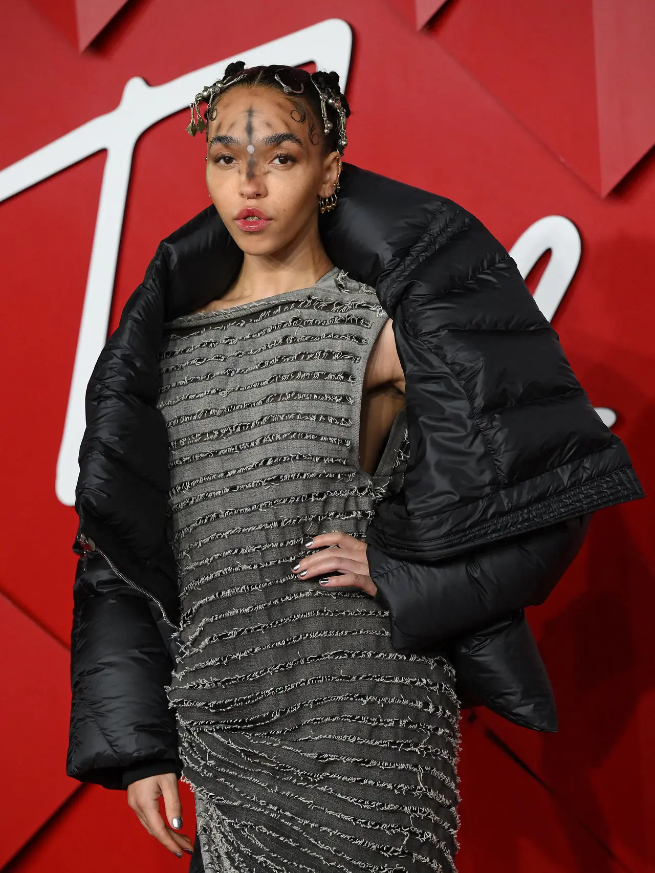 Poster Iklan Calvin Klein dengan Model FKA Twigs Dilarang Beredar ...