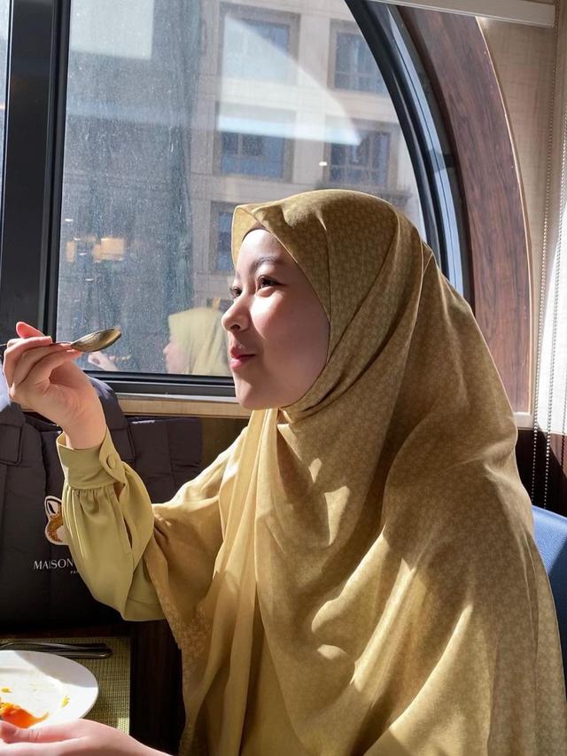 Ikuti Jejak Karier Ortu, Ini 6 Potret Berhijab Aquene Aziz Putri Sultan Djorghi - Hot Liputan6.com