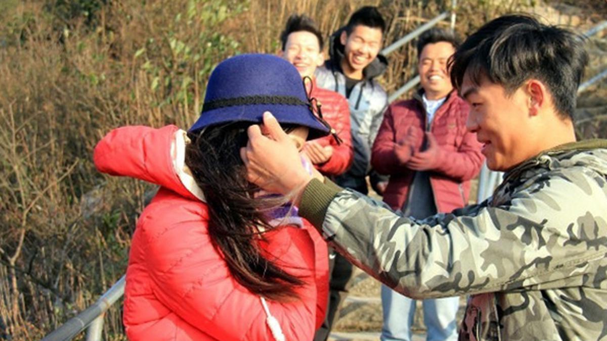 Topi Pacar Dihempas Angin, Pria Ini Rela Pertaruhkan Nyawa