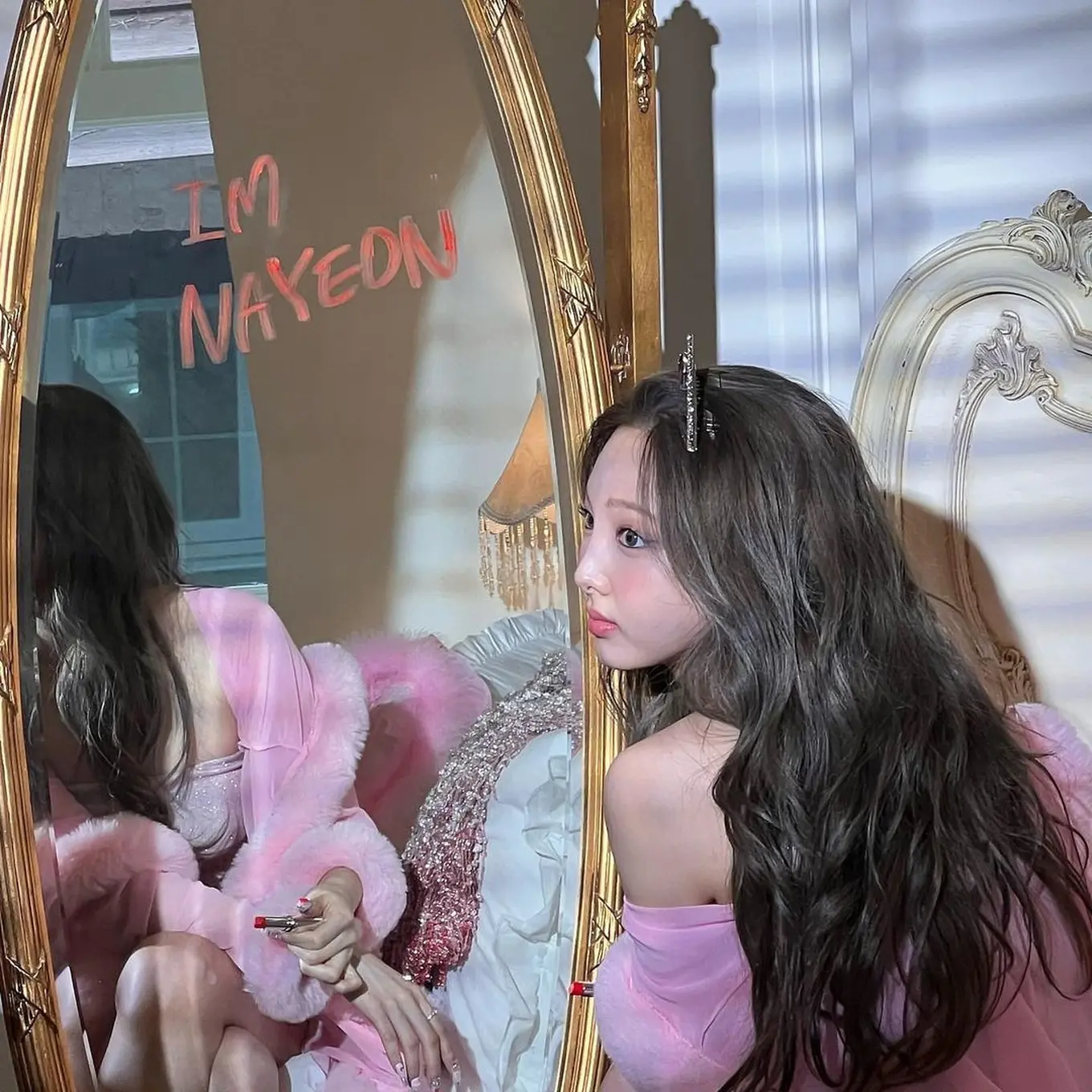 6 Potret Nayeon dalam Debut Solo, Tampilkan Pesona Kuat sebagai Bintang