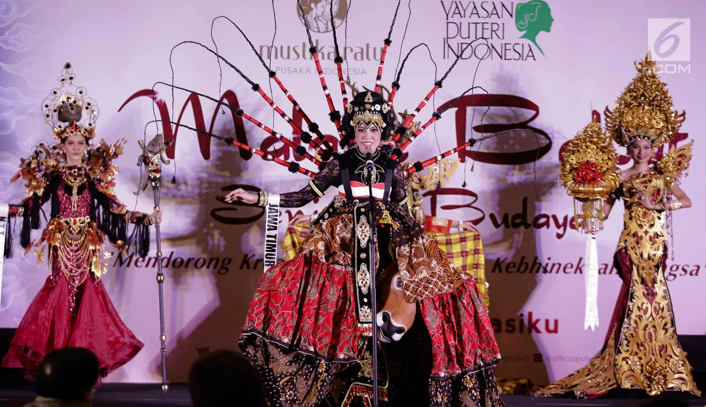 FOTO: Finalis Puteri Indonesia Peragakan Busana 34 Provinsi - Foto ...