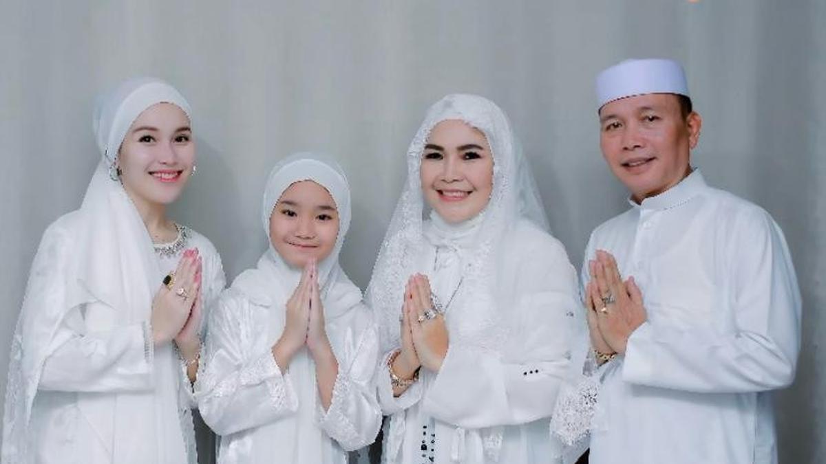 6 Gaya Serba Putih Ayu Ting Ting dan Keluarga Gelar Pengajian Jelang ...