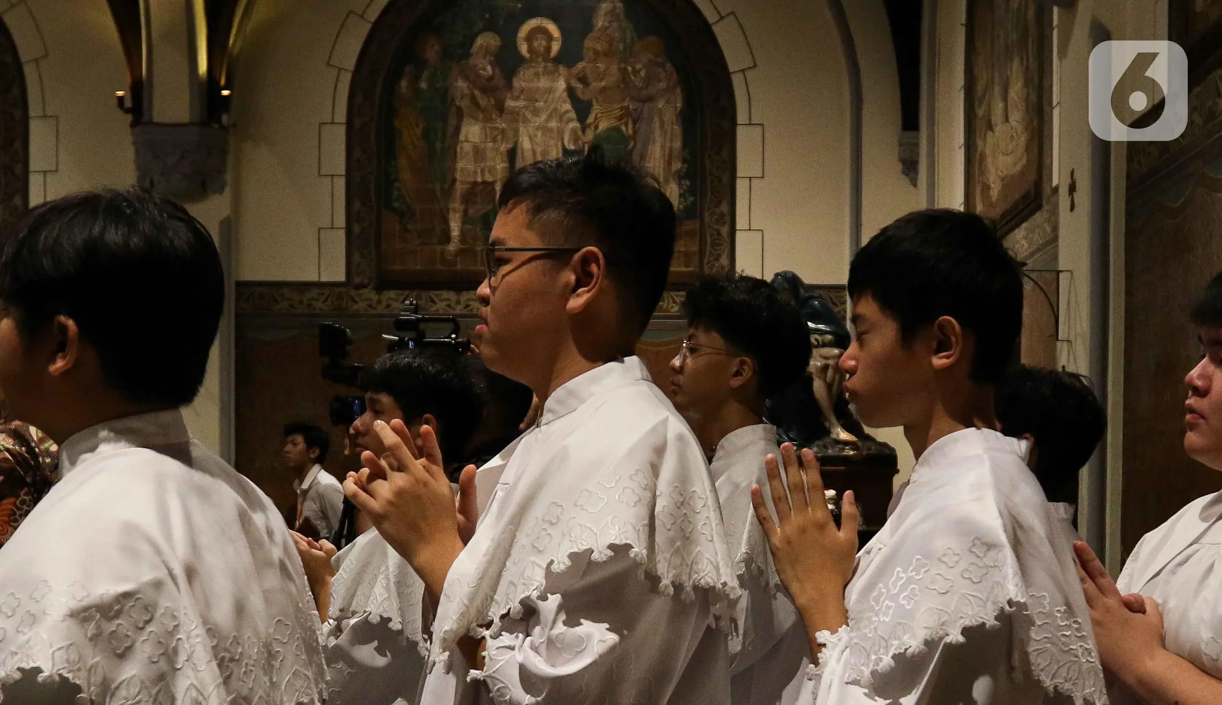 Khidmat, Misa Malam Natal di Gereja Katedral Jakarta - Foto Liputan6.com