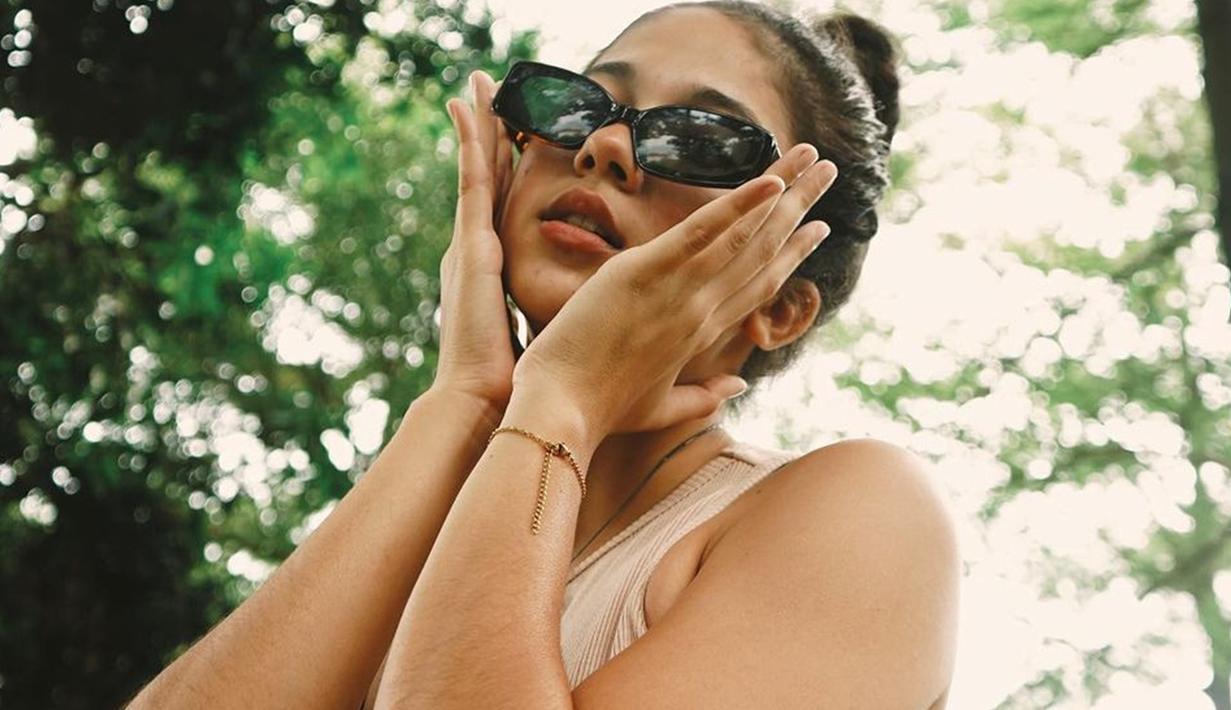 FOTO: Gaya Sitha Marino Pakai Kacamata, Terlihat Trendi - Foto Liputan6.com