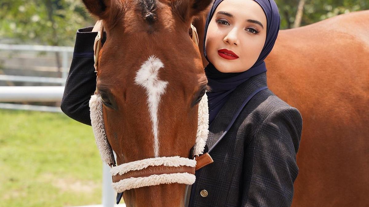 8 Pesona Fearless Zaskia Sungkar Berfoto bersama Kuda Kesayangan ...