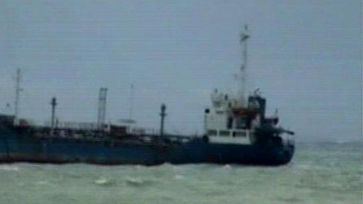 Kapal Tangker Milik Pertamina Terdampar di Pantai Merak - Enam Plus ...