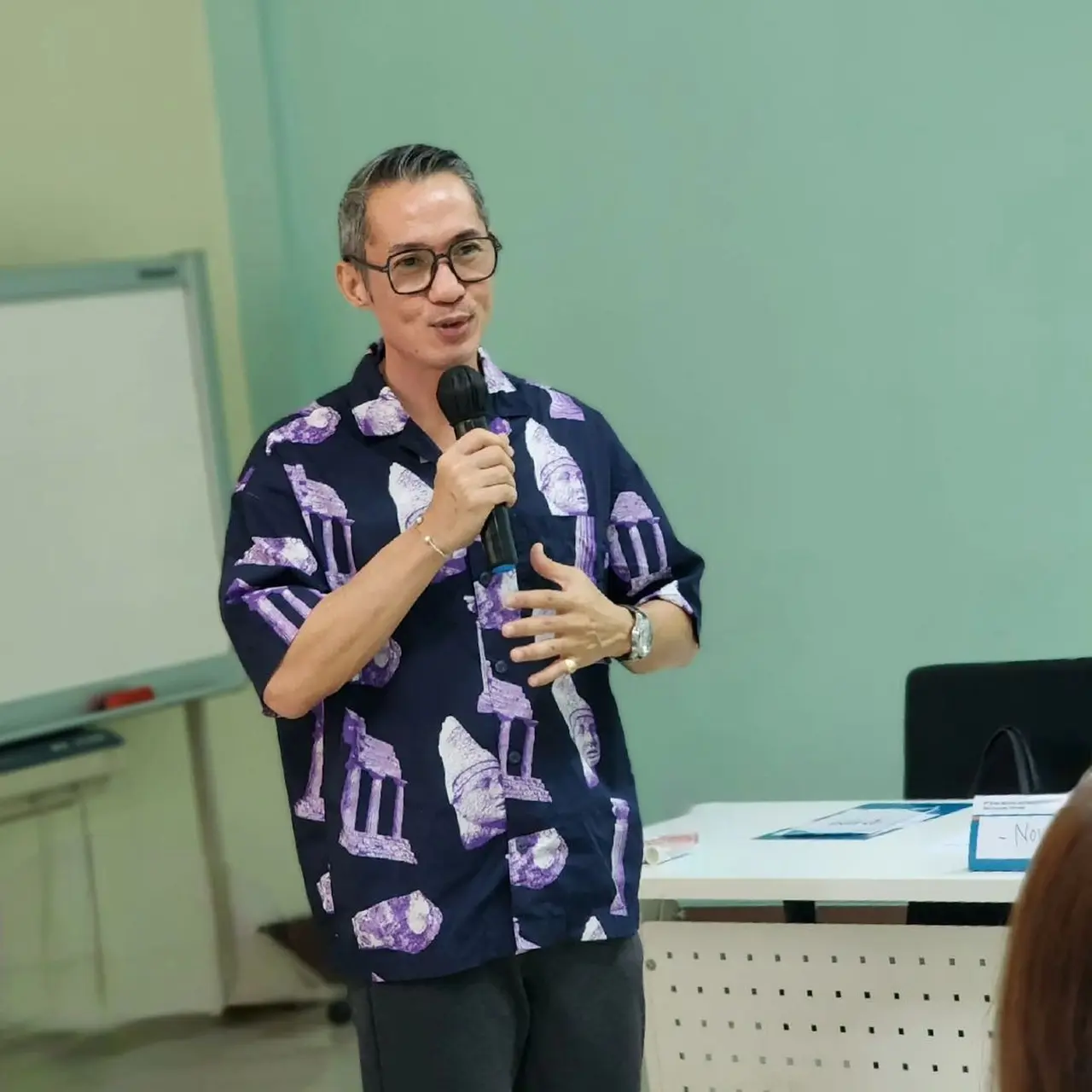 6 Potret Terbaru Presenter Erwin Parengkuan, Awet Muda di Usia 53 Tahun ...