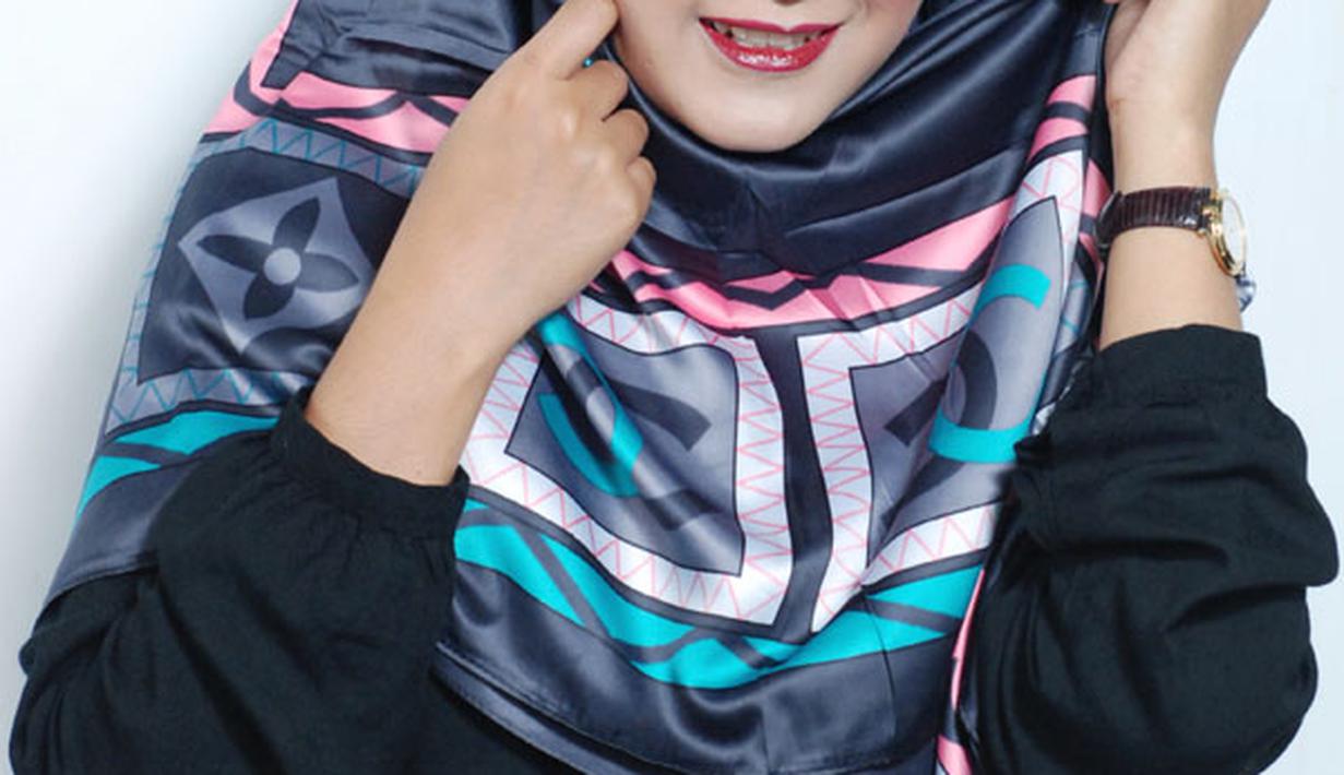 Tutorial Hijab Motif Segi Empat Yang Praktis - Photo Fimela.com