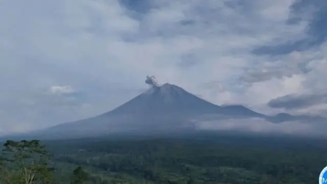 Gunung Semeru Erupsi, Tinggi Letusan Capai 500 Meter - Regional Liputan6.com