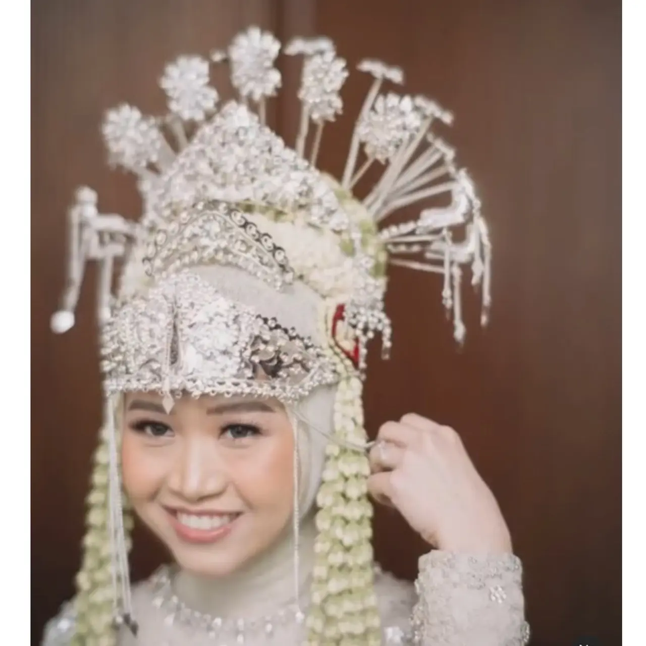 6 Potret Detail Penampilan Alca Octaviani Istri Bintang Emon, Pakai ...