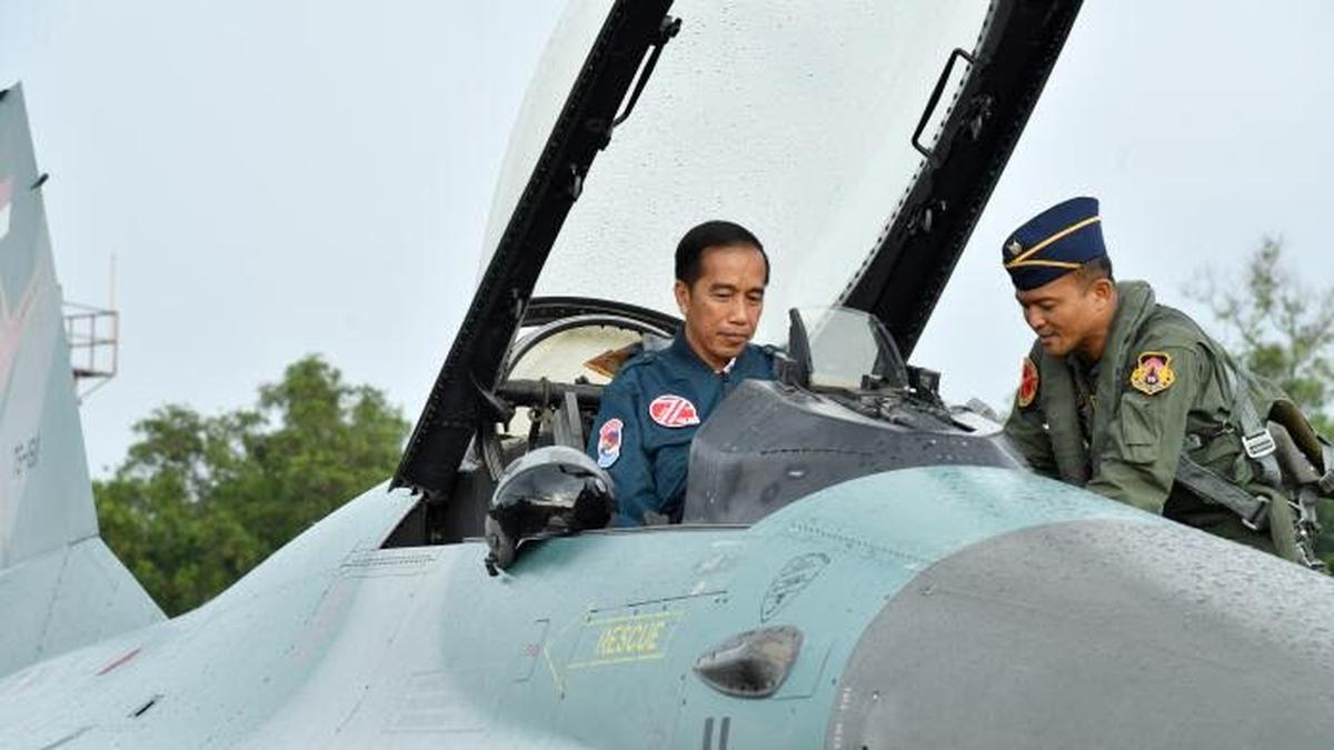 Saat Jokowi Coba Pesawat Jet Tempur di HUT TNI AU
