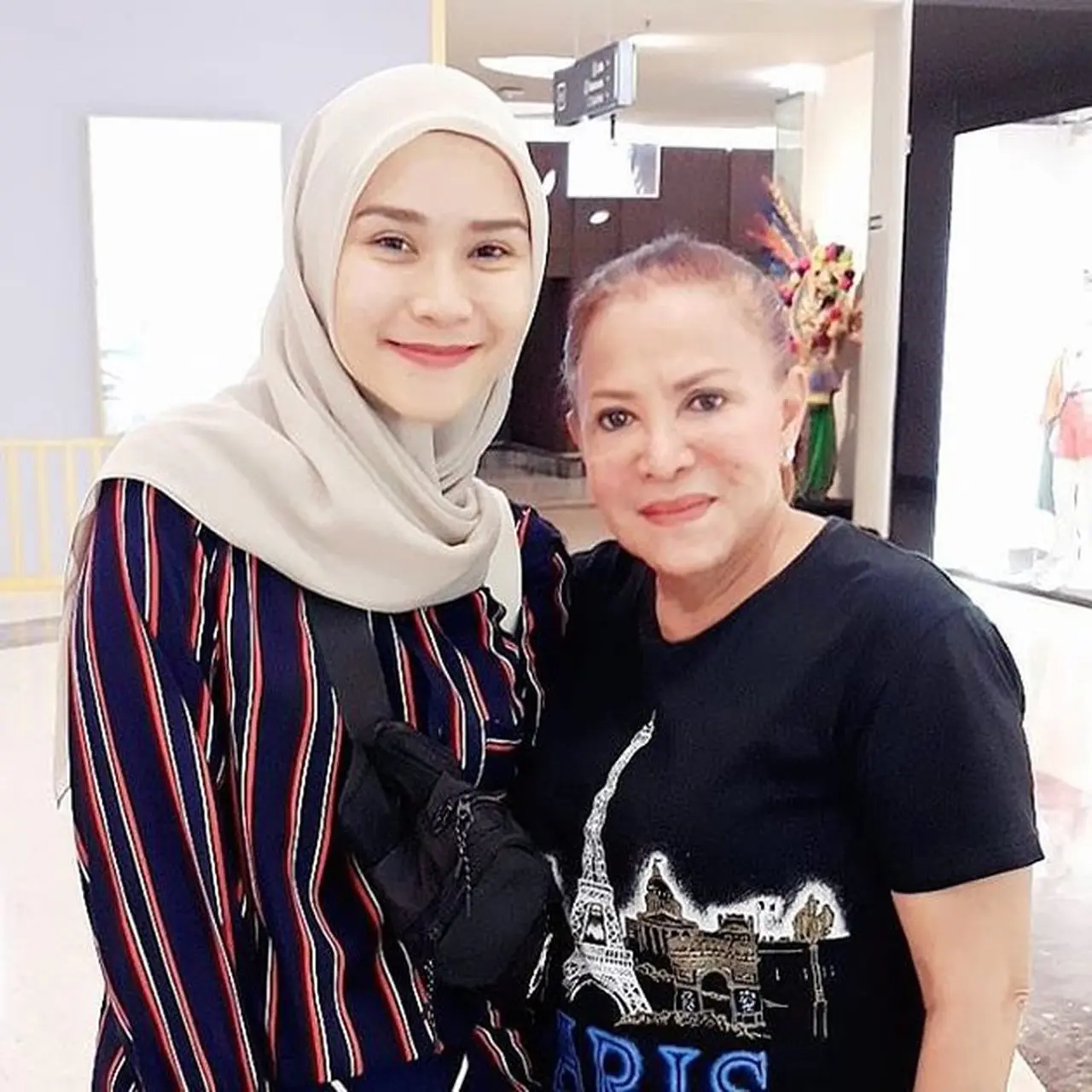 10 Potret Transformasi Mpok Atiek dari Muda hingga Kini, Perubahan ...