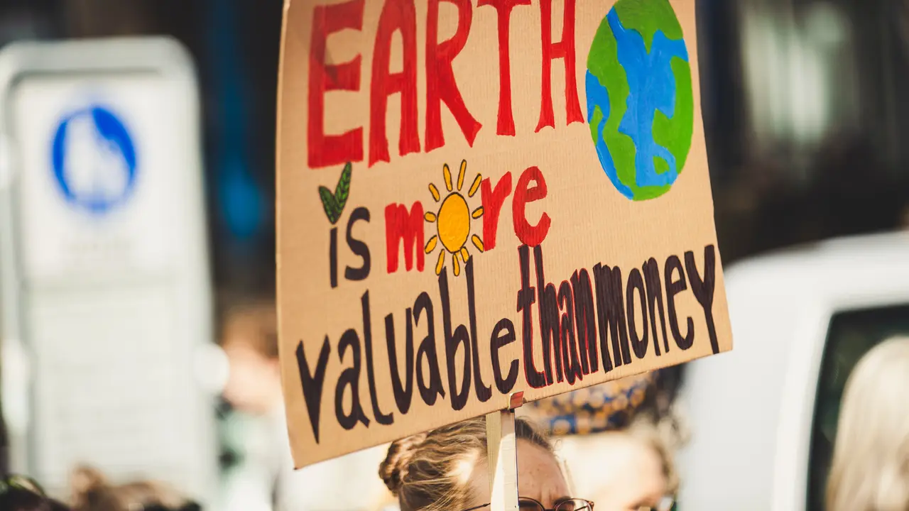 Jenis-jenis Poster Berdasarkan Isi dan Tujuan Serta Ciri-ciri dan ...