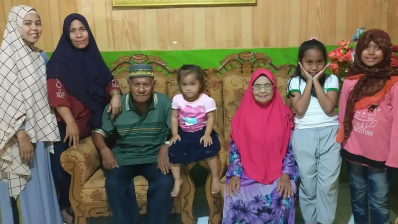 Kakek 85 Tahun Pensiunan Guru di Baubau Akhirnya Dapat Gelar Sarjana - Regional Liputan6.com