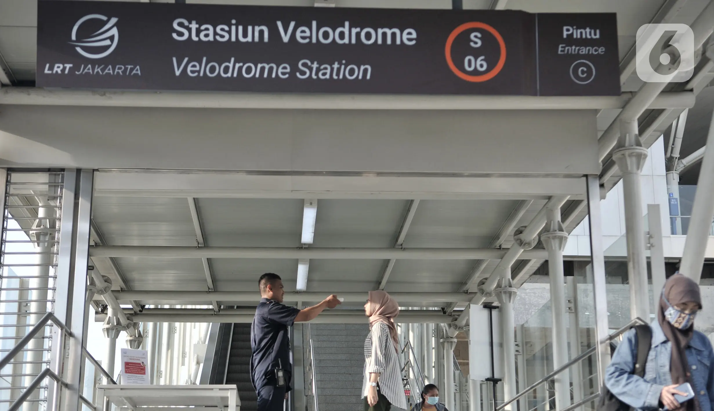 FOTO: Cara LRT Jakarta Cegah Penyebaran Virus Corona - Foto Liputan6.com