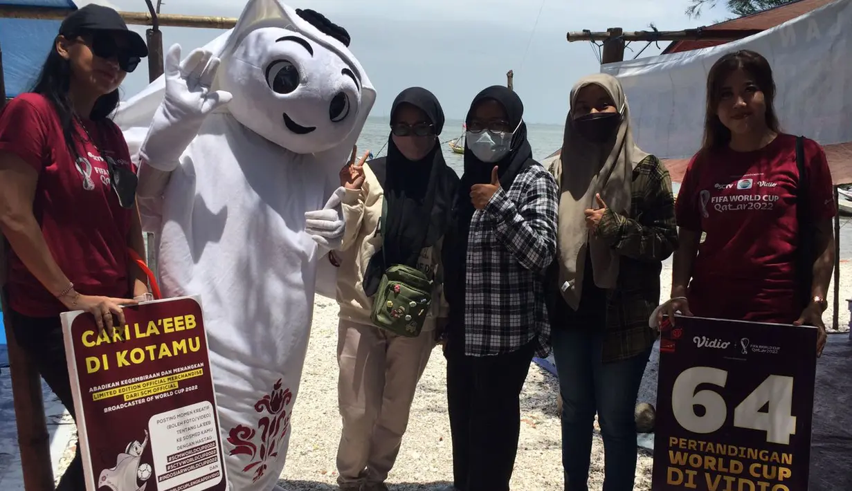 Foto: Hari Kedua di Surabaya, Maskot Piala Dunia 2022 Main ke Pantai ...
