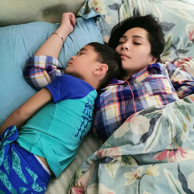 6 Pose Nagita Slavina Saat Tidur, Tetap Telihat Cantik - Hot Liputan6.com