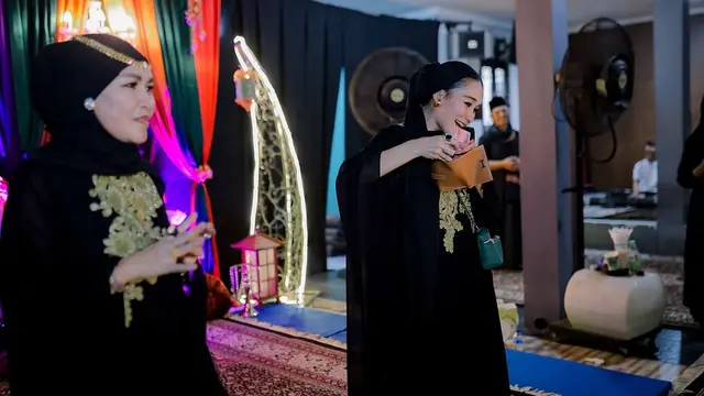 7 Potret Ayu Ting Ting Gelar Buka Puasa Bareng Karyawan, Beri Hadiah Emas dan Uang - Hot ...