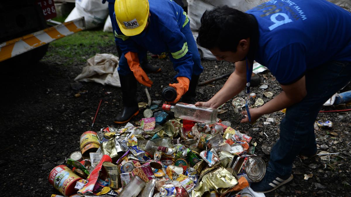 FOTO: 11 Ton Sampah Hasil Bersih-Bersih Gunung Everest - Foto Liputan6.com