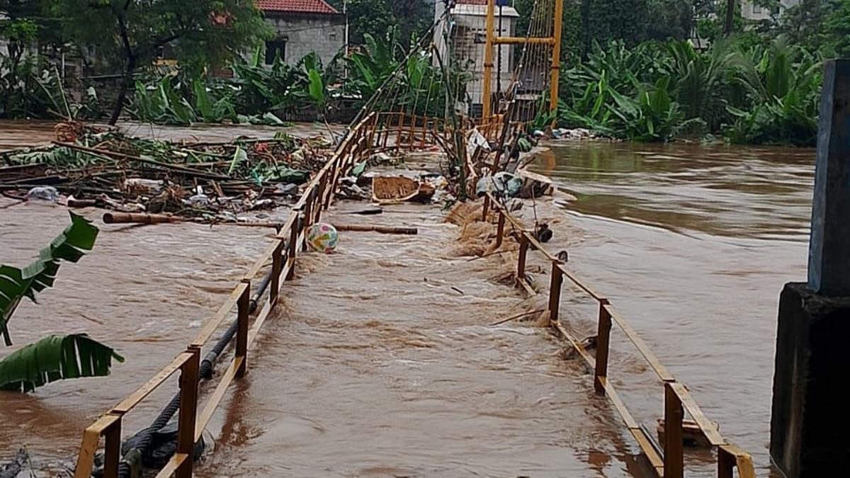 Jembatan Kuning Tanjung Barat Diterjang Banjir, Kabel Sling Putus dan ...