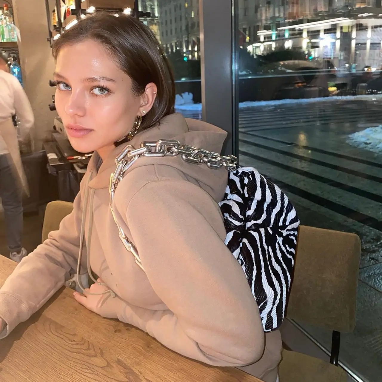 Model Rusia Alesya Kafelnikova Sayangkan Pose Bugilnya Sambil Naik