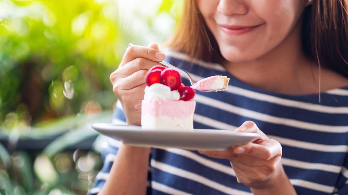 Makanan Manis Memang Enak, Tapi Yakin Sudah Tahu Efeknya pada Kulit?