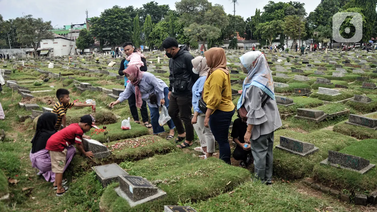 Saat Berziarah Bolehkah Menabur Bunga di Makam? Ini Pandangan Islam ...