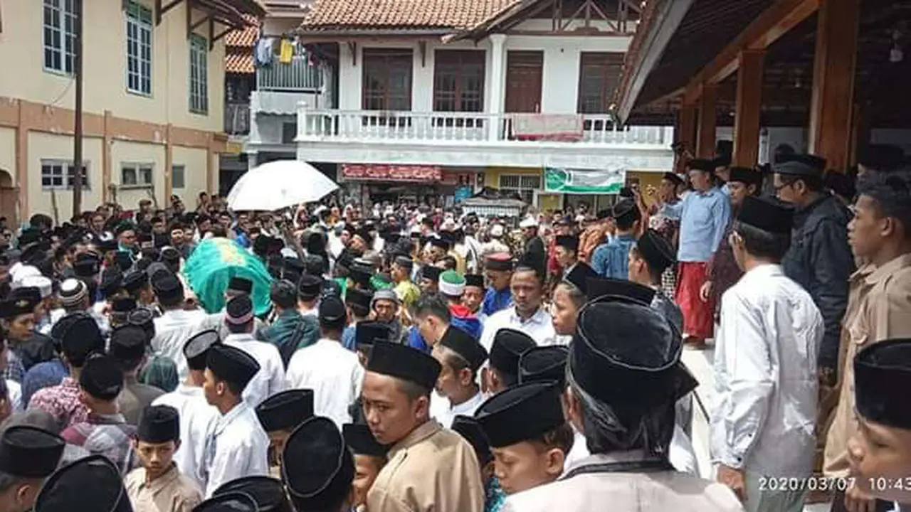Mengenal Kiai Nyentrik Asal Cirebon Ayip Abdullah Abbas - Regional ...