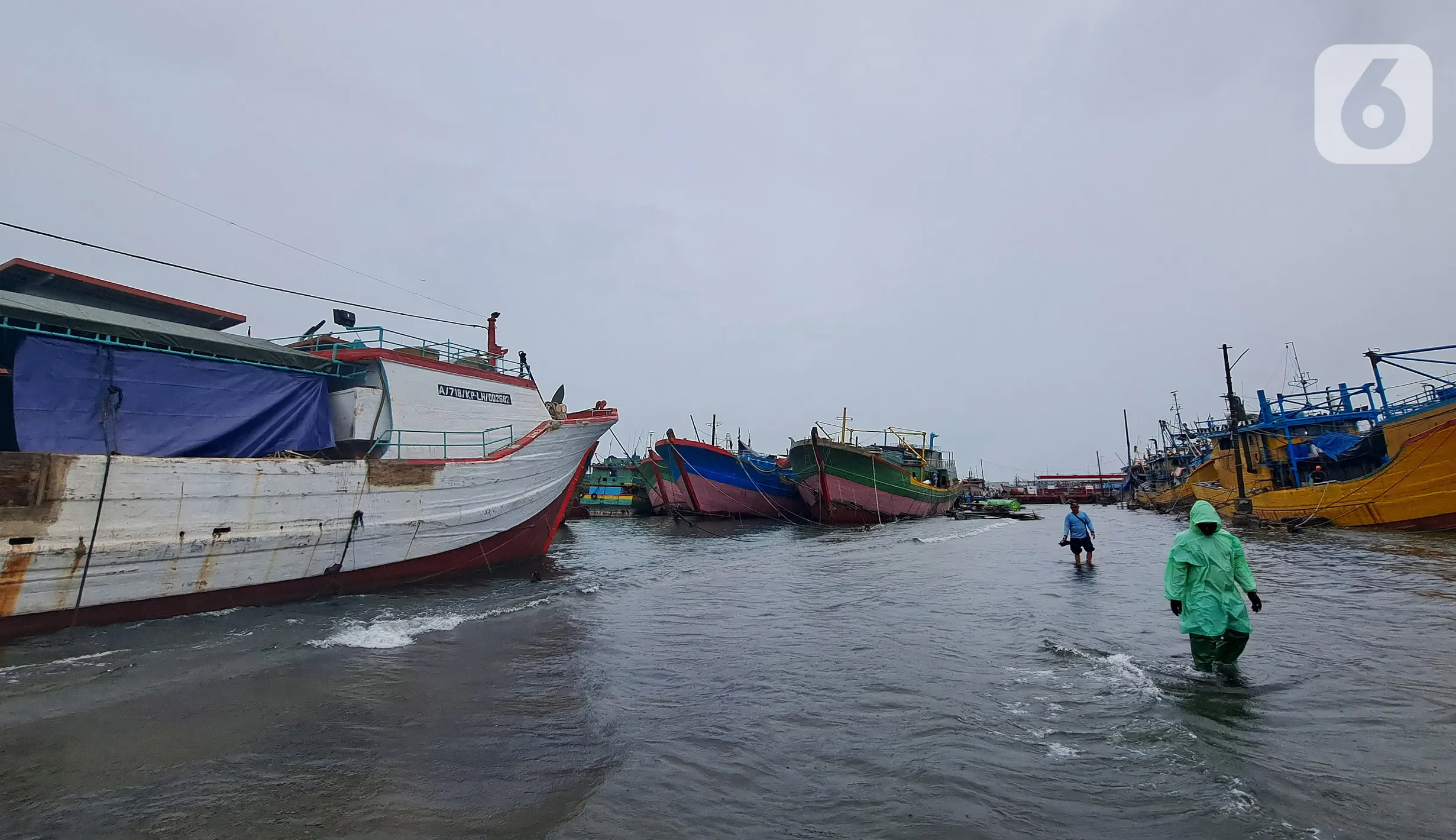 Cuaca Ekstrem, Banjir Rob Landa Pelabuhan Muara Baru - Foto Liputan6.com