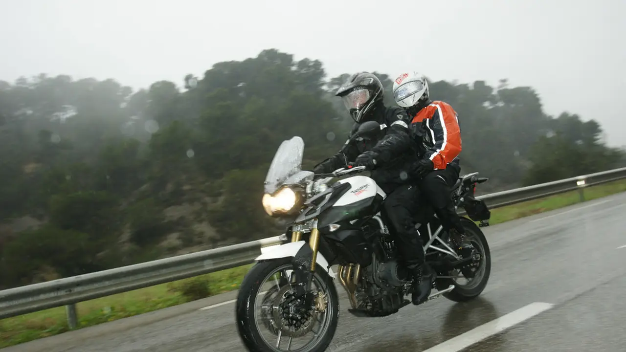 Tips Berkendara Sepeda Motor Saat Musim Hujan, Aman Sampai di Tujuan - Otomotif Liputan6.com