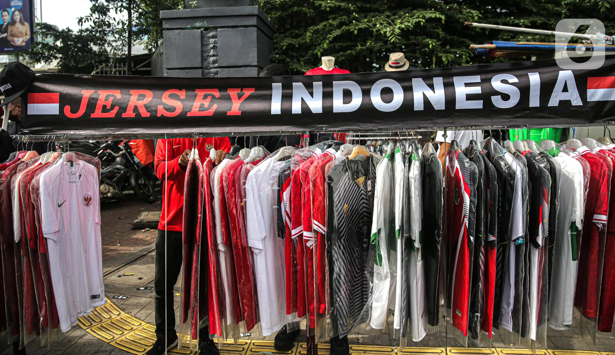 Jelang Lawan Thailand di AFF 2022, Jersey dan Atribut Timnas Indonesia ...