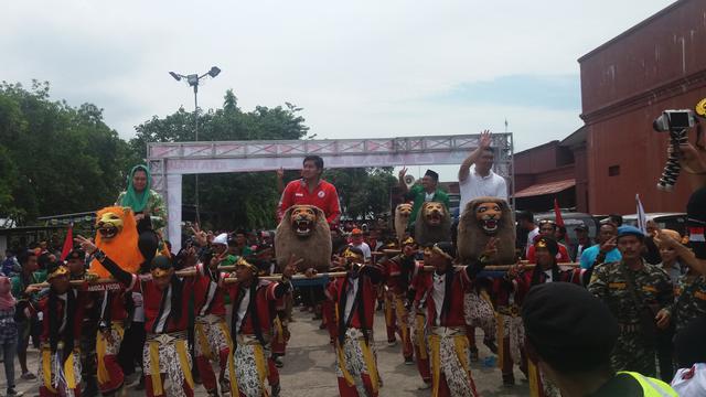 Maruarar Sirait, Ridwan Kamil, dan Yenny Wahid Diarak Sisingaan - News ...