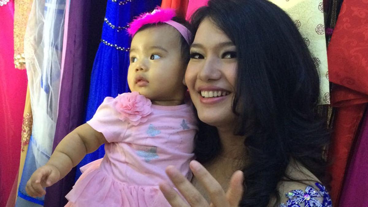 Hamil Anak Kedua, Duma Riris Lebih Rock n Roll - ShowBiz Liputan6.com