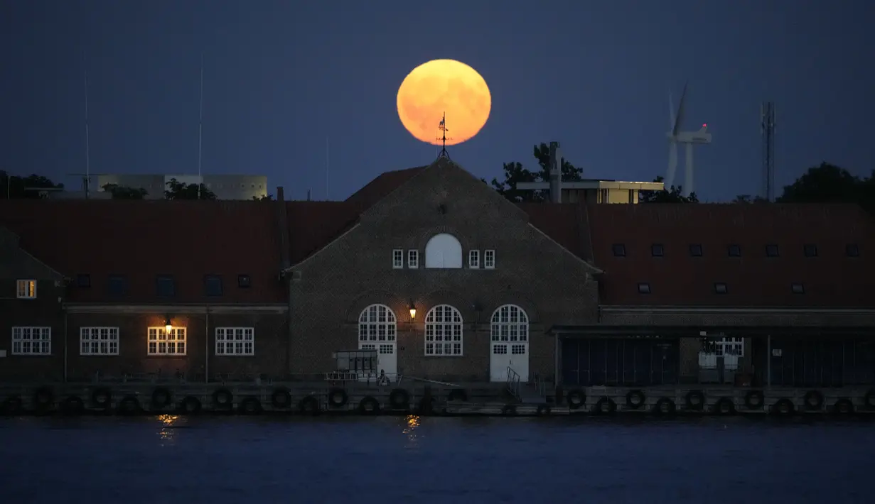 Menakjubkan! Penampakan Supermoon Bersinar Terang di Langit Berbagai ...