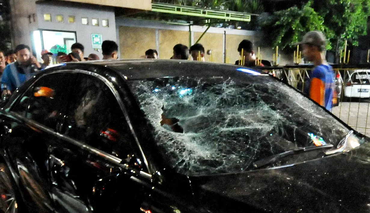 FOTO: Tabrak Belasan Pengendara, Pengemudi Babak Belur Diamuk Warga ...