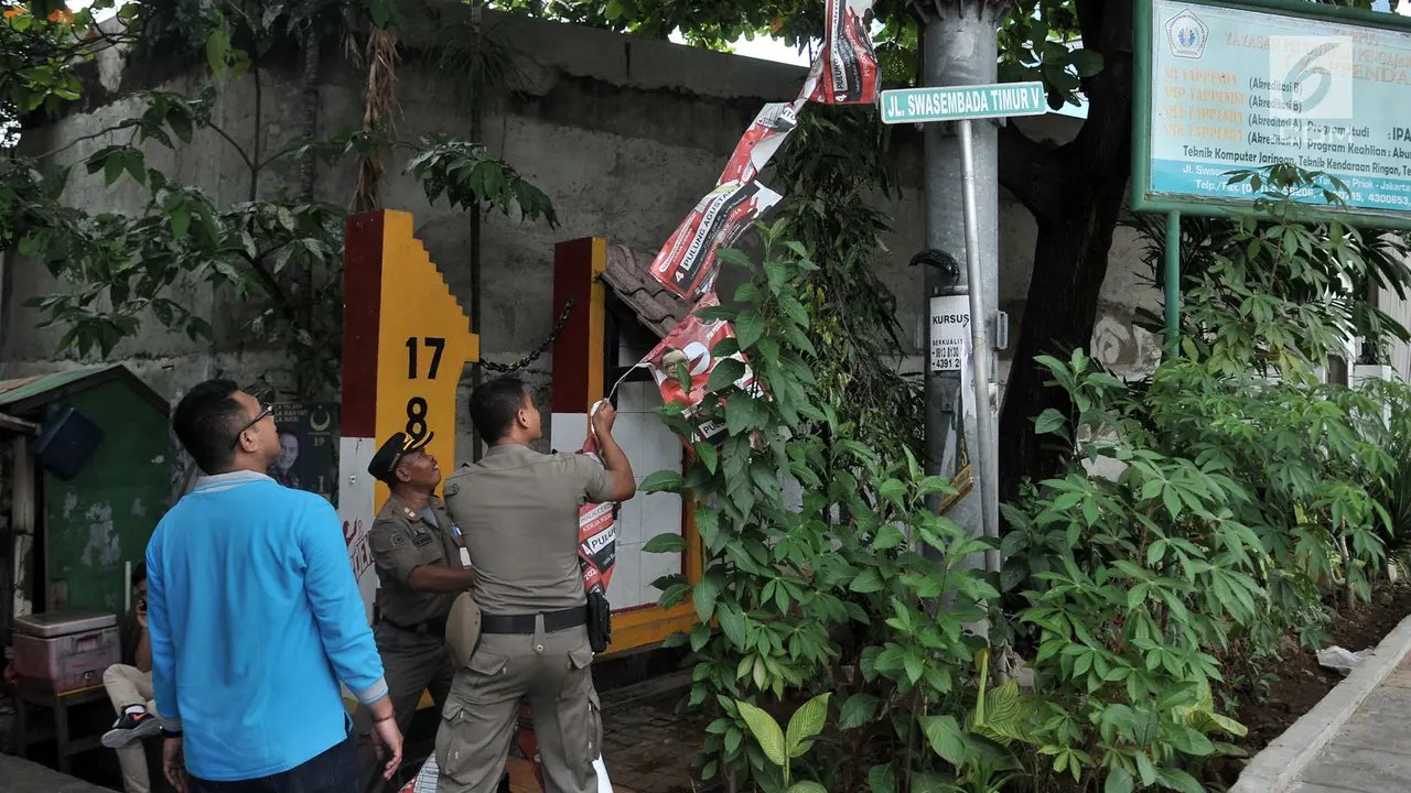 Satpol PP DKI Copot Ribuan Spanduk Ramadhan dari Parpol di Jakarta - News Liputan6.com