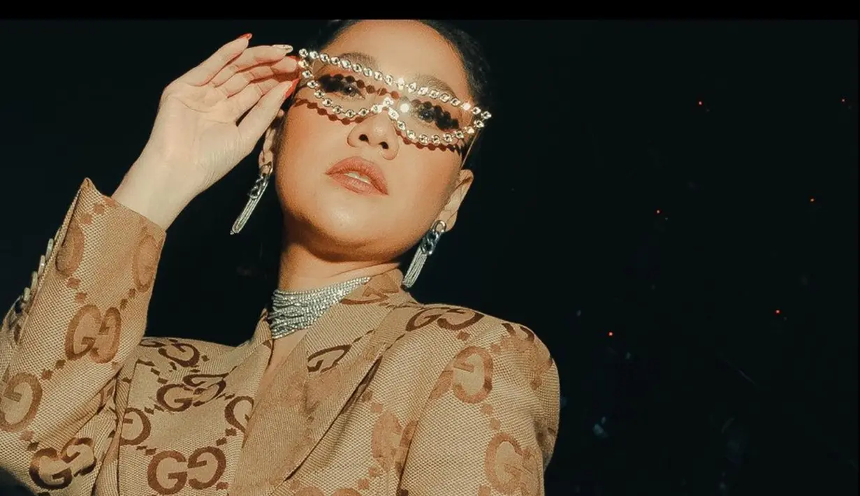 Gaya Bunga Citra Lestari Pakai Kacamata Gaul Kekinian, Kece Banget ...