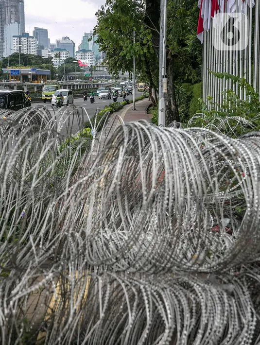 FOTO: Kawat Berduri Halangi Jalur Pedestrian di Jalan Gatot Subroto ...