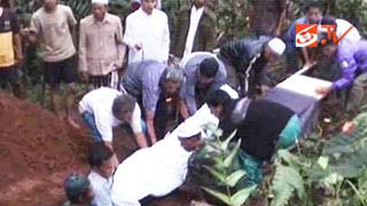 Korban Jembatan Roboh Dikebumikan - News Liputan6.com