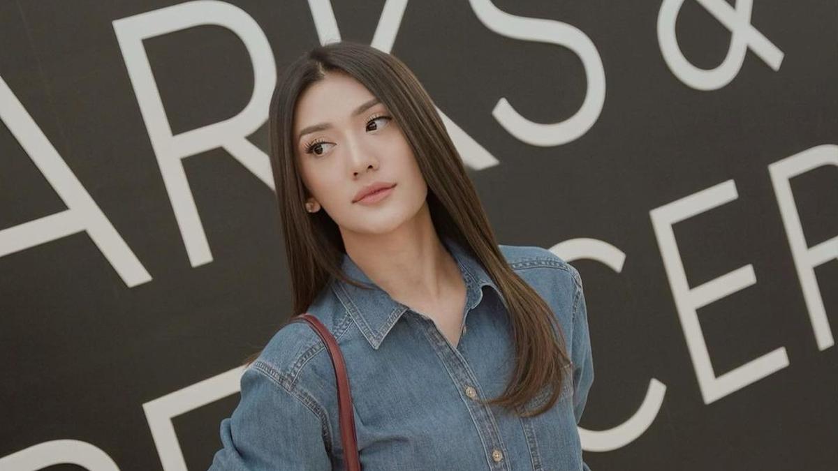 Gayanya Simpel tapi Modis, Melirik Mode Busana Chic Style ala Anissa Aziza