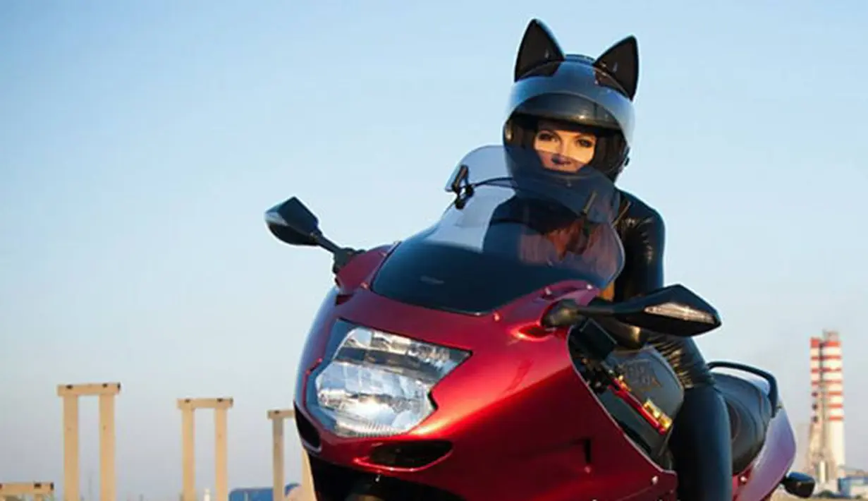 Lucunya Helm Berbentuk Kepala Kucing - Photo Otosia.com