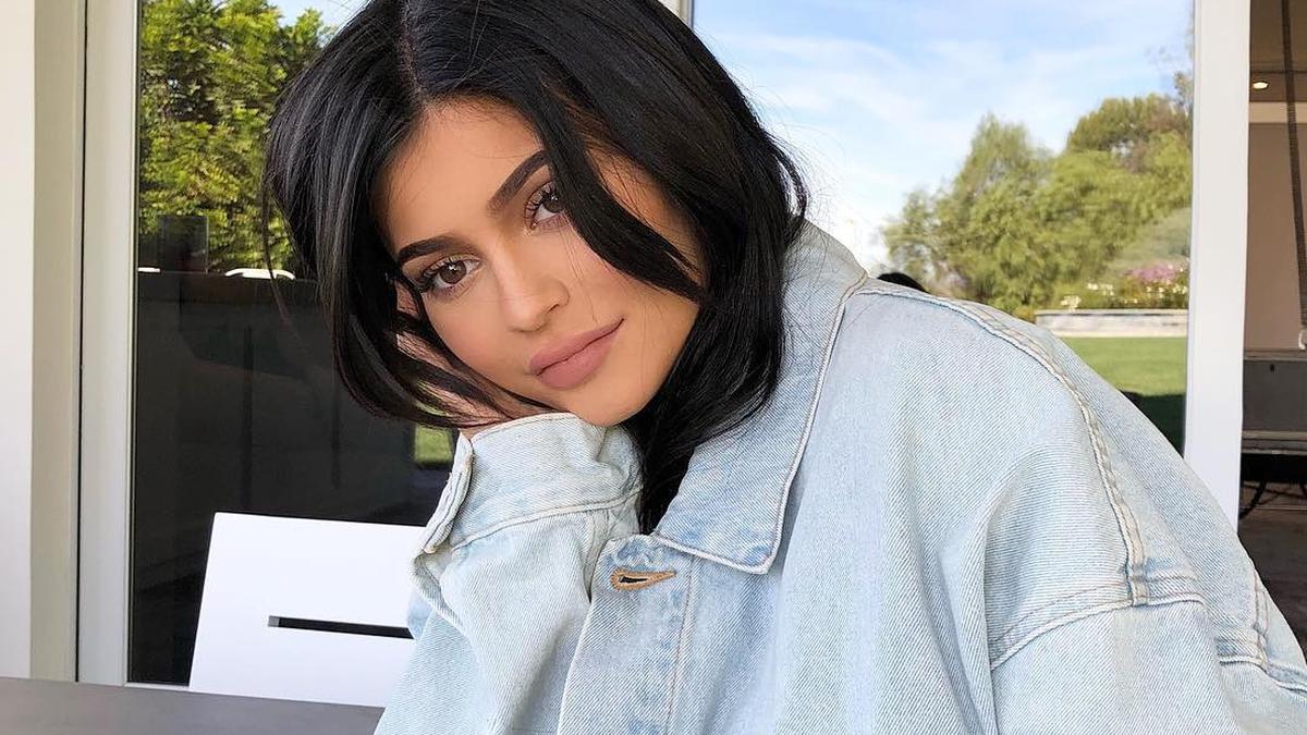 Sosok Kylie Jenner Tak Ada di Kartu Natal Keluarga Kardashian