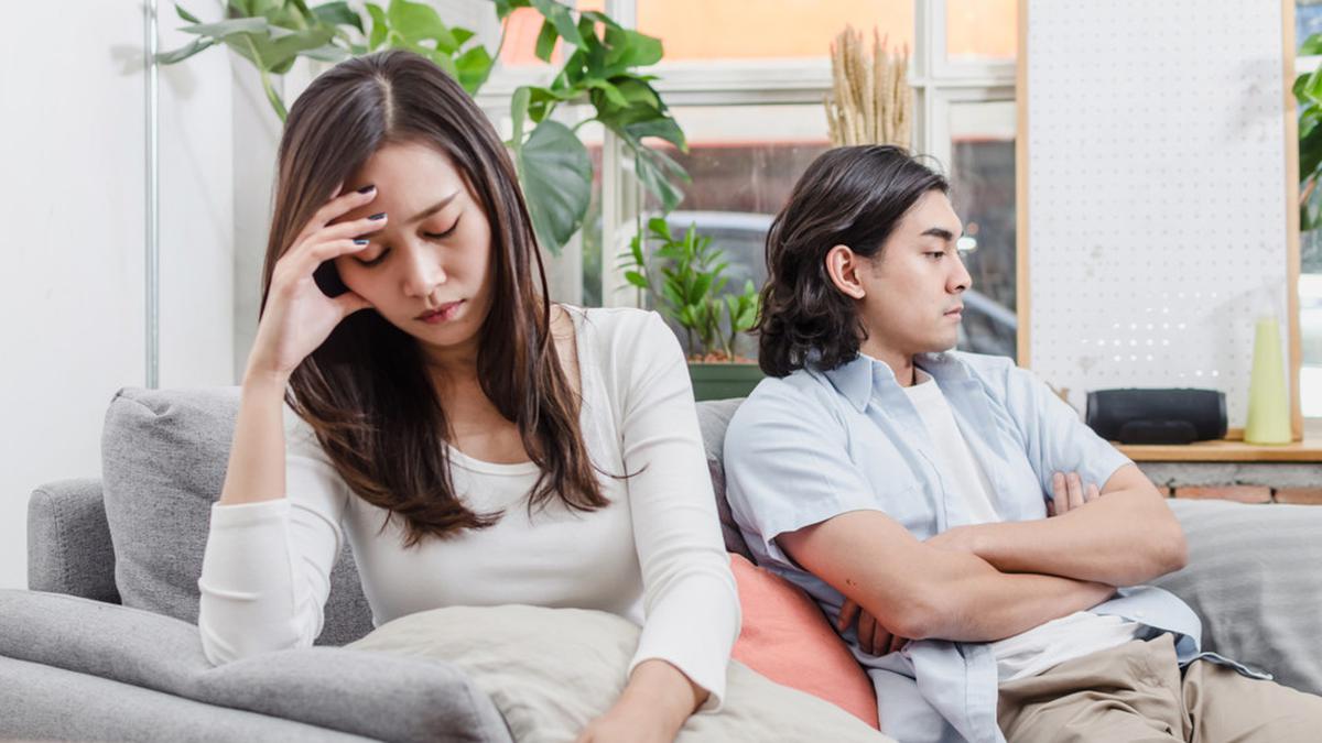 5 Tanda Pasangan Sudah Tidak Cinta Salah Satunya Tidak Tertarik Mengobrol